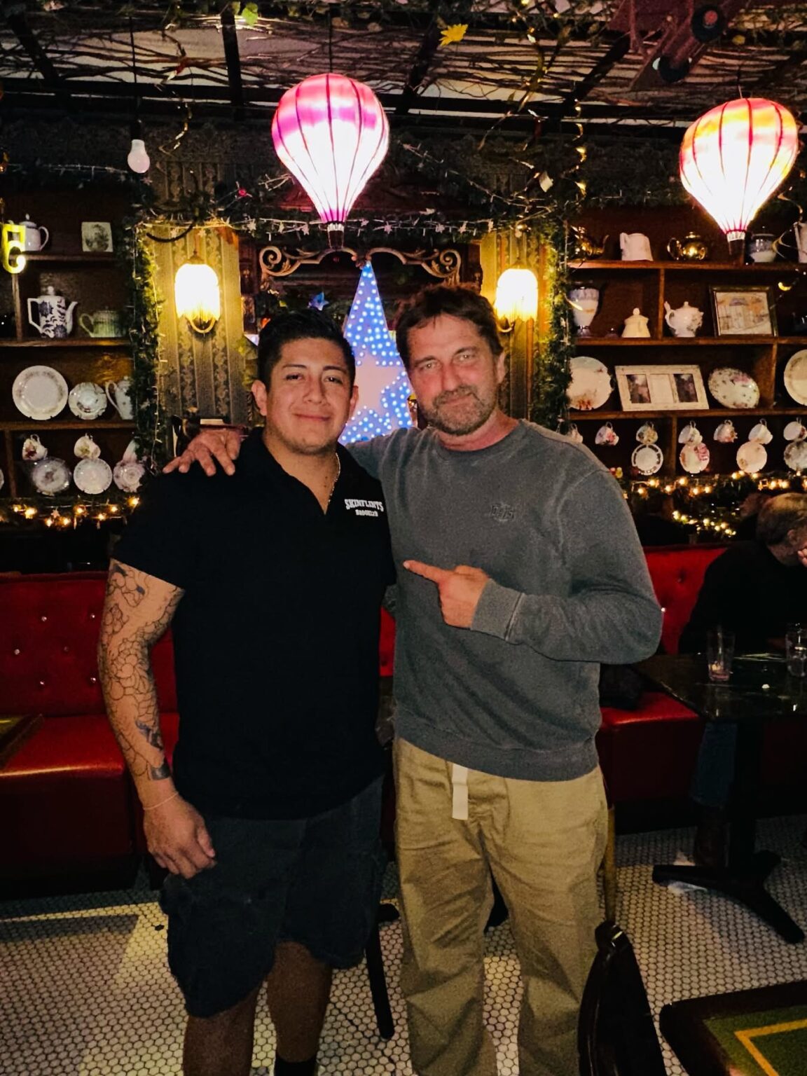 Gerard Butler visits Skinflints Restaurant - The Brooklyn Home Reporter