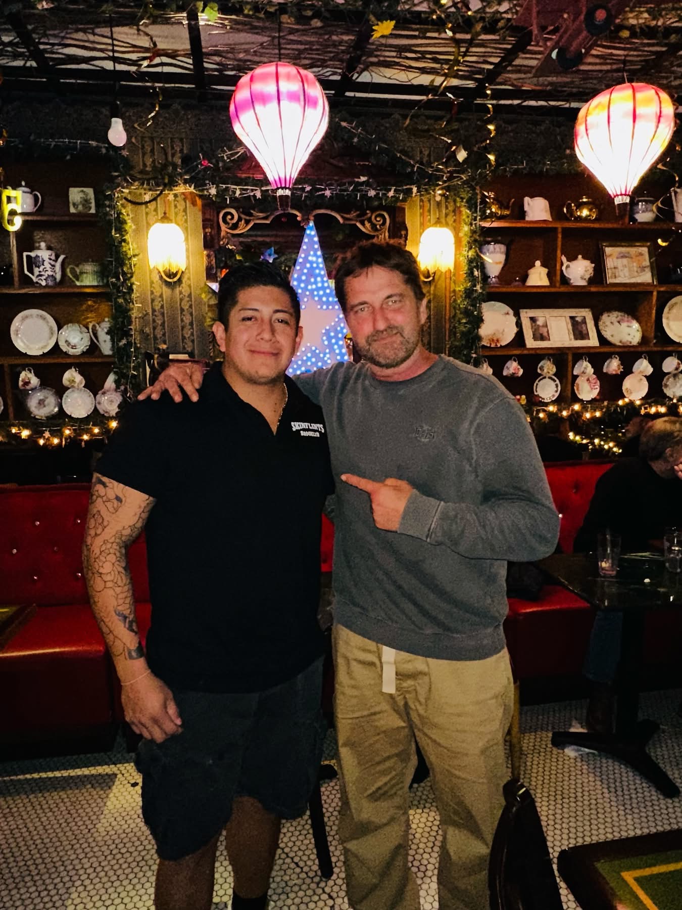 Gerard Butler visits Skinflints Restaurant - The Brooklyn Home Reporter
